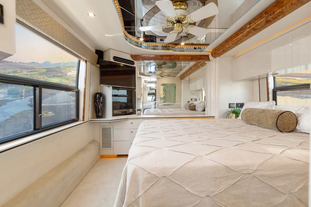 Featherlite RV 1-2 - Featherlite Coaches